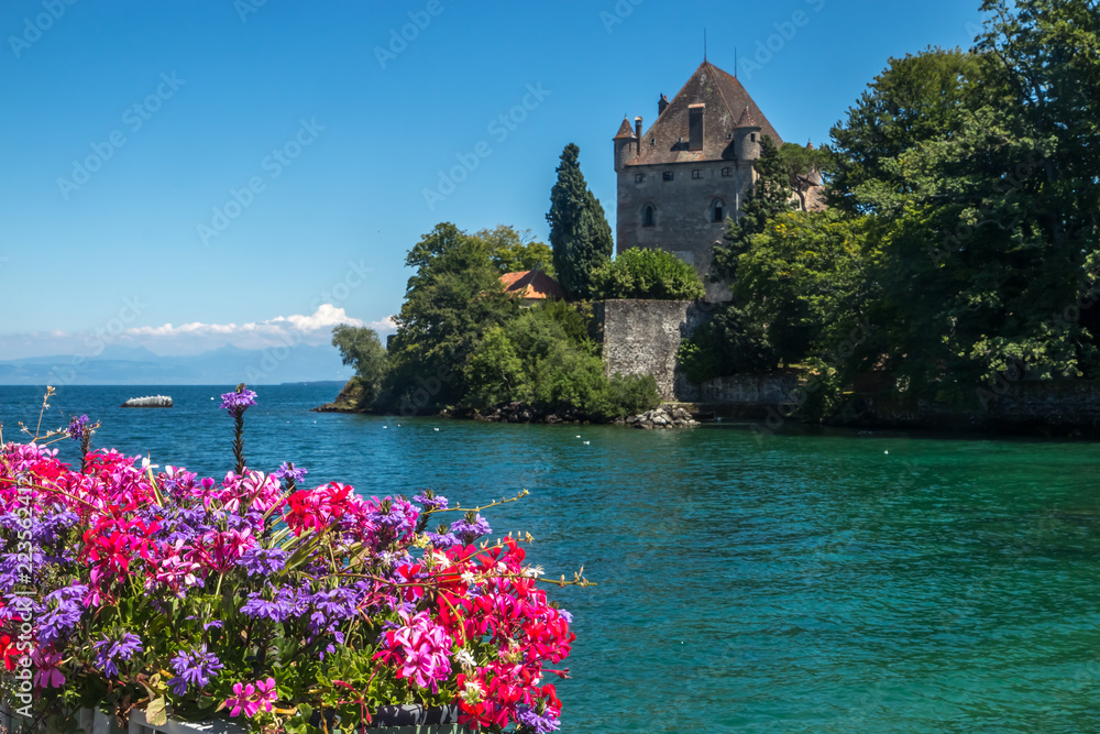 Village d' Yvoire , Lac Léman , avec son Château en Haute-Savoie Stock ...