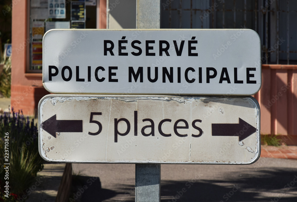 Panneau réservé à la police municipale, 5 places. Stock Photo | Adobe Stock