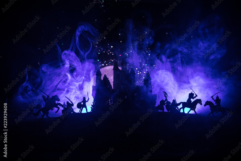 Foto Stock Medieval battle scene with cavalry and infantry. Silhouettes ...