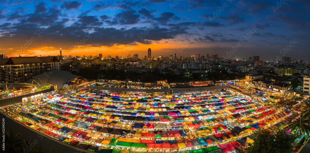 Foto de Night market called train night market Ratchada bird eye view ...