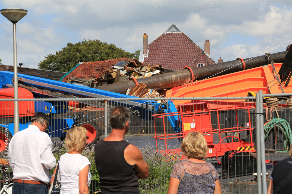 Schaulustige bei schwerem Kranunfall - Kran stürzt in Wohnhaus (Unfall ...