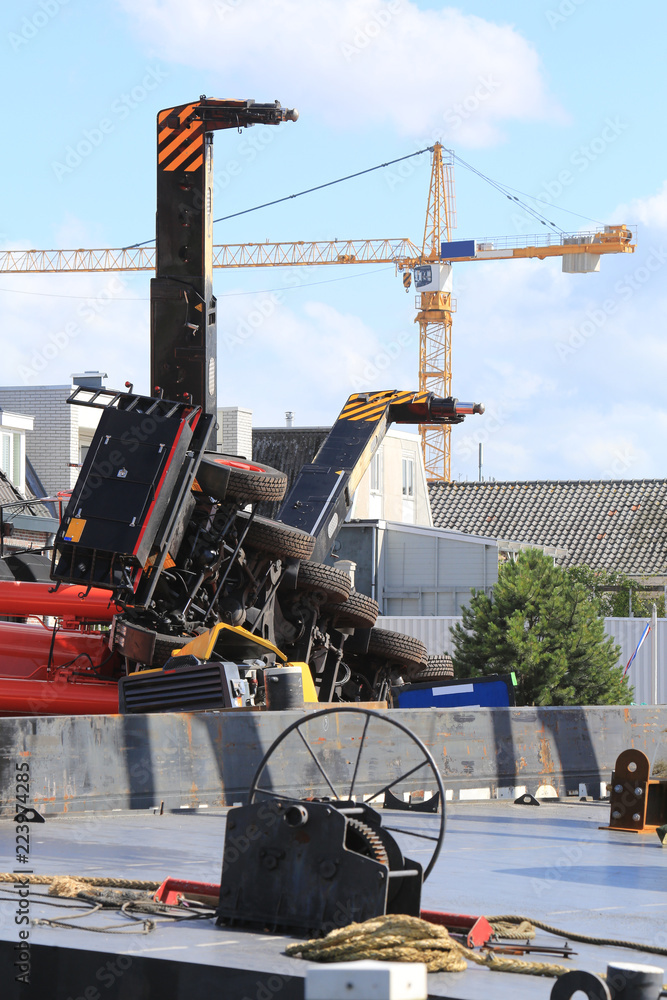 Schwerer Kranunfall - Kran stürzt in Wohnhaus (Unfall-Katastrophe ...