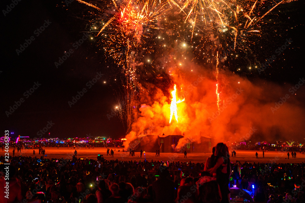 Foto de Beautiful fireworks during man burn at the Burning Man Festival ...