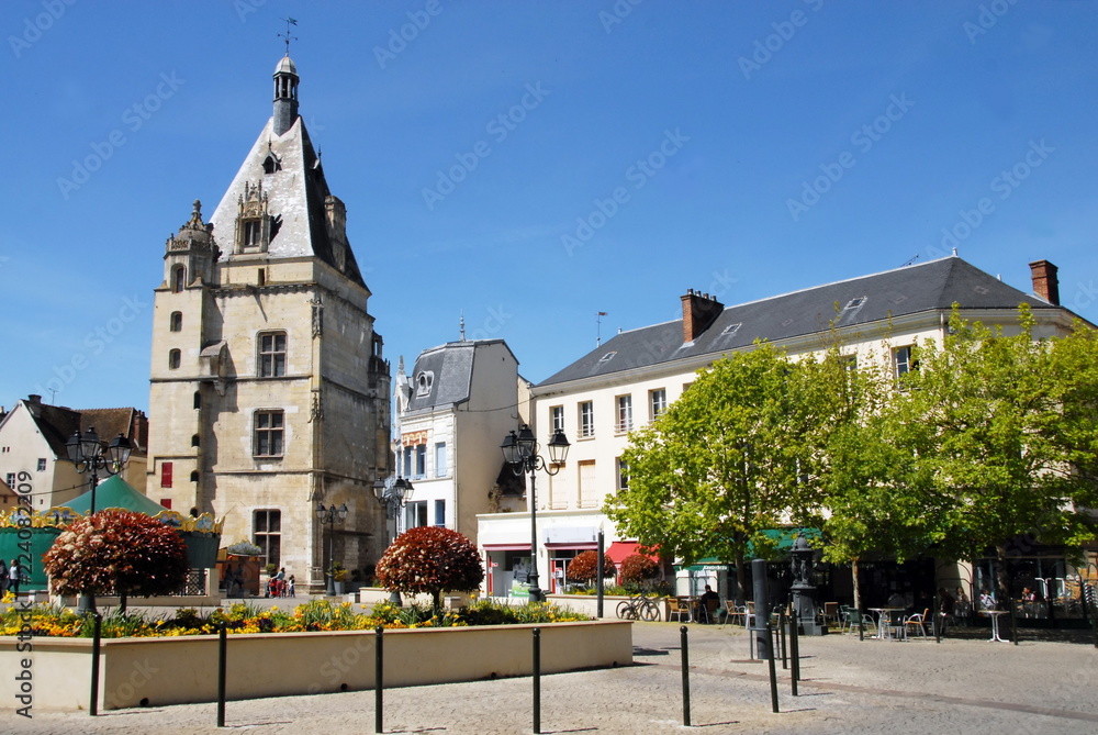 Ville de Dreux, le beffroi (ancien Hôtel de Ville) au centre de la ...