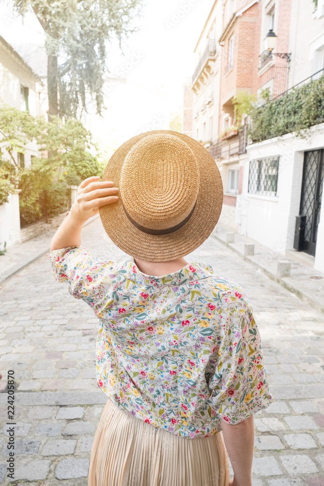 paris rétro femme mode rue capitale été heureux chapeau jupe sac à main ...