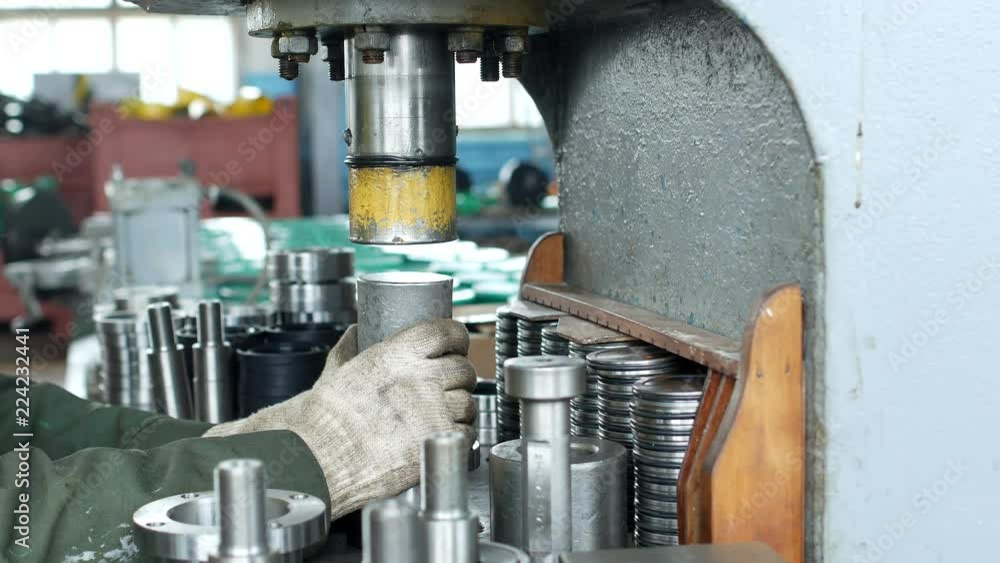 Vidéo Stock The worker at the plant presses the bearing into the hub ...