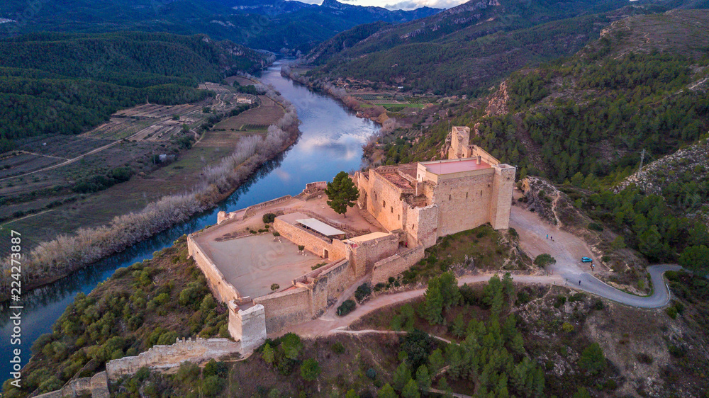 Foto Stock Aerial view of Miravet templar crusader castle and ebro ...