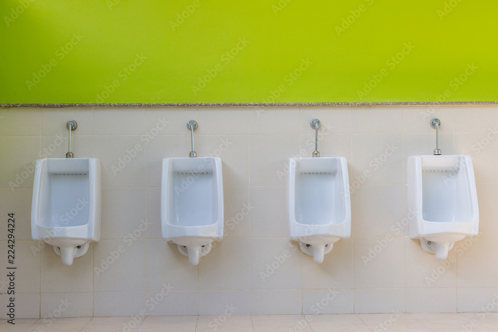 white urinals in men's bathroom, design of white ceramic urinals for ...