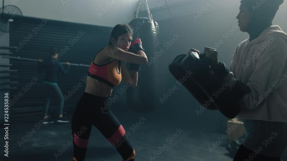 Vidéo Stock fitness woman athlete training kickboxer coach teaching ...