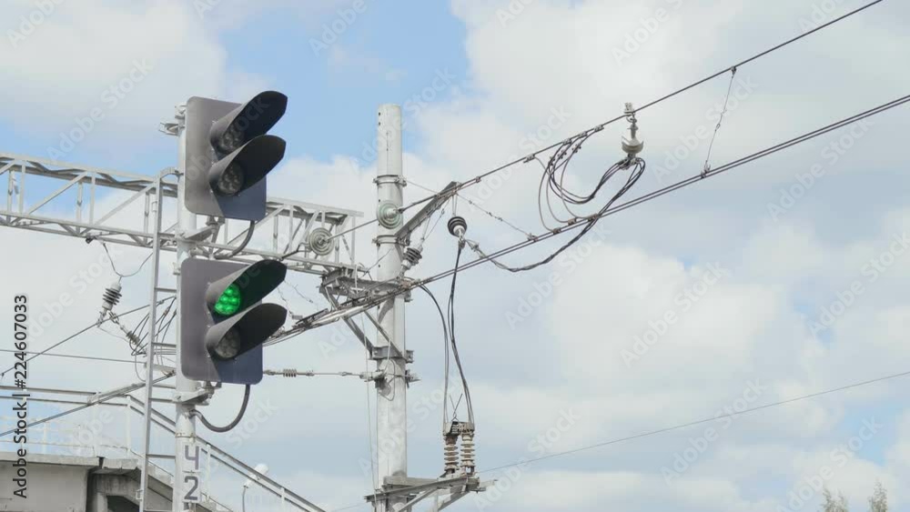 Railway traffic light with changing red and green signal Stock 비디오 ...