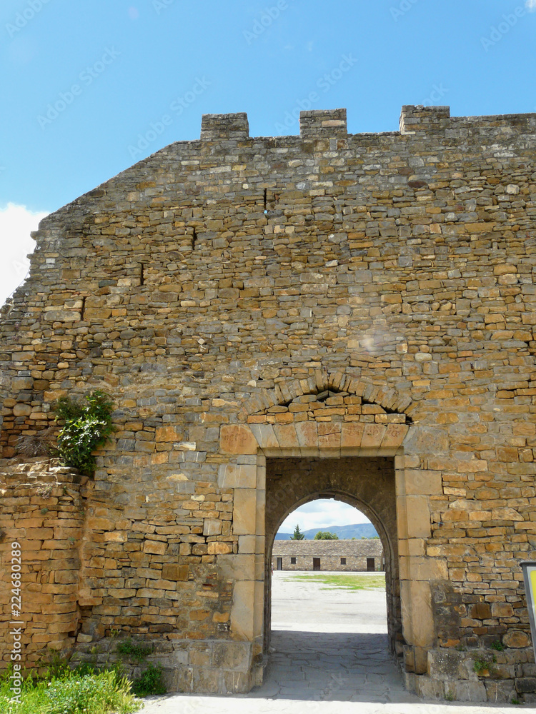 Detalle de las almenas, muralla y puerta al castillo medieval del ...