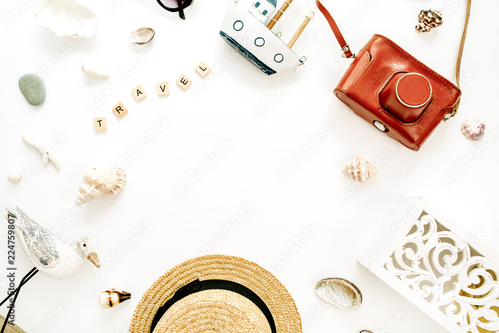 Round frame border with copy space of travel composition with straw hat ...