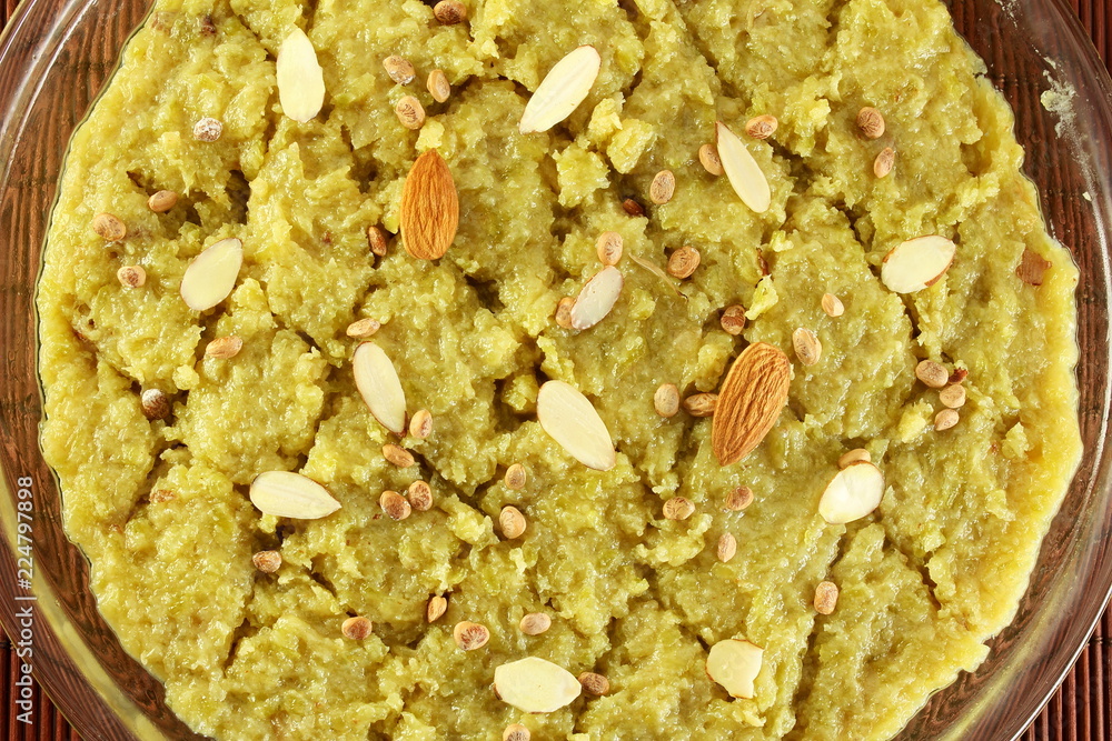 Fotka „traditional indian gujarati sweet desert dudhi no halwo burfi ...