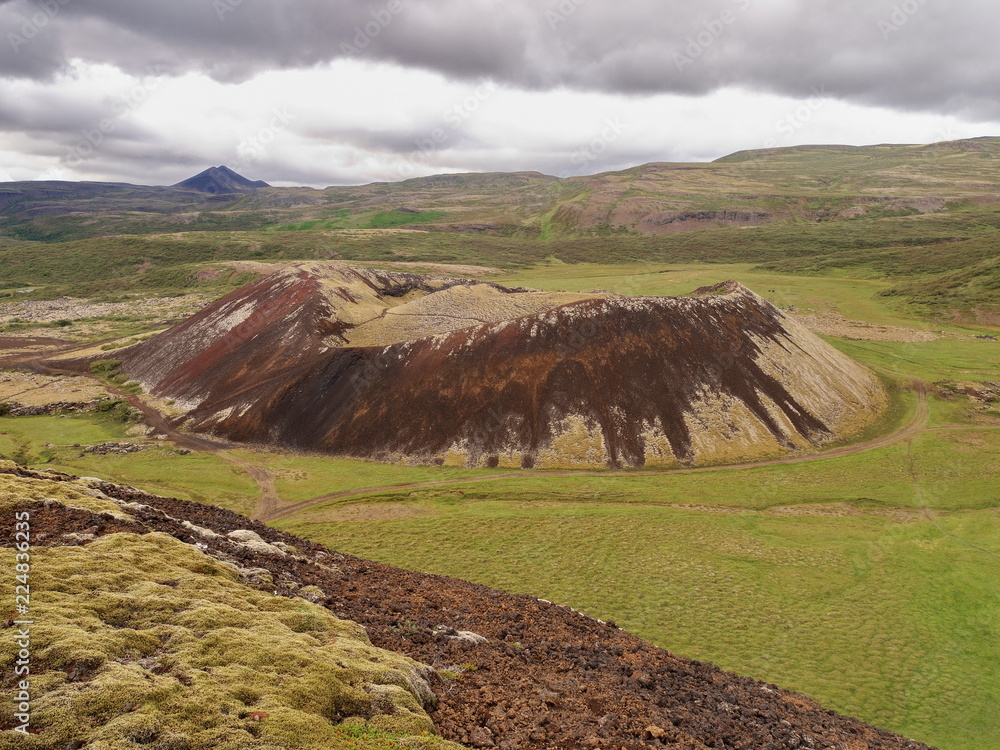 Der erloschene Vulkan Grabrokarfell im Osten von Snaefellsnes / Island ...