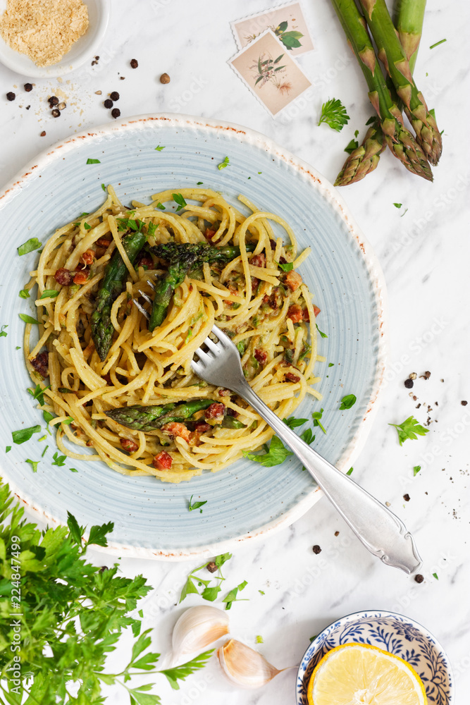 Spaghetti carbonara makaron ze szparagami Stock Photo | Adobe Stock