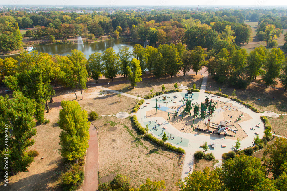 Stadtpark in Magdeburg mit Spielplatz aus der Vogelperspektive Stock ...