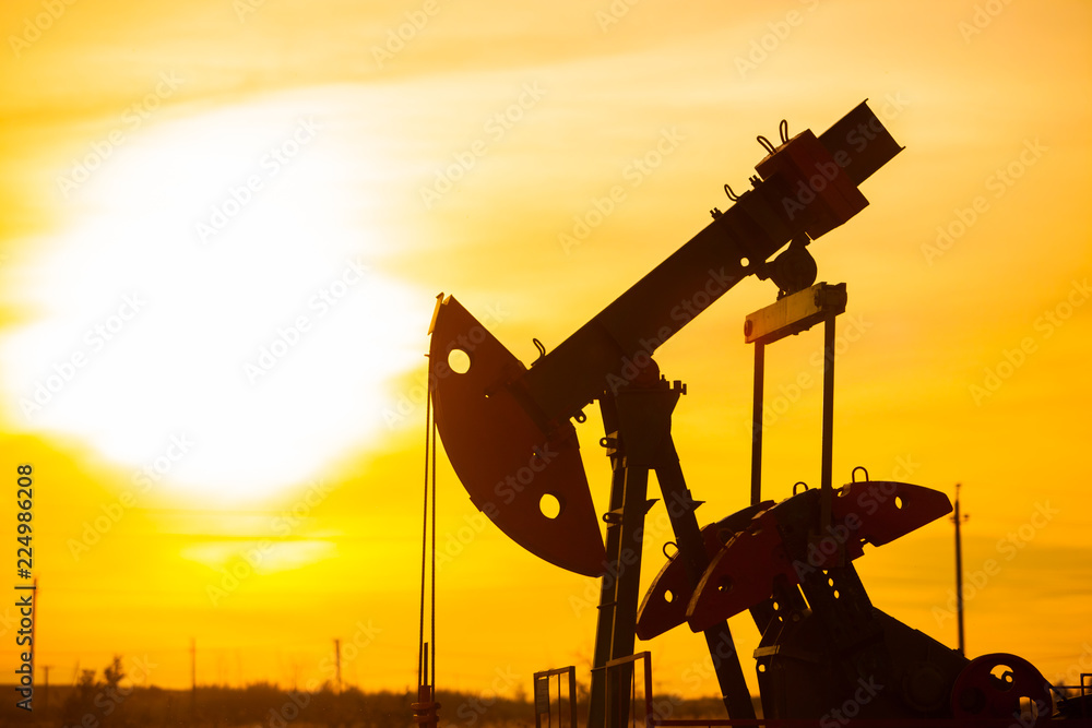 In the evening, the outline of the oil pump. The oil pump, industrial ...