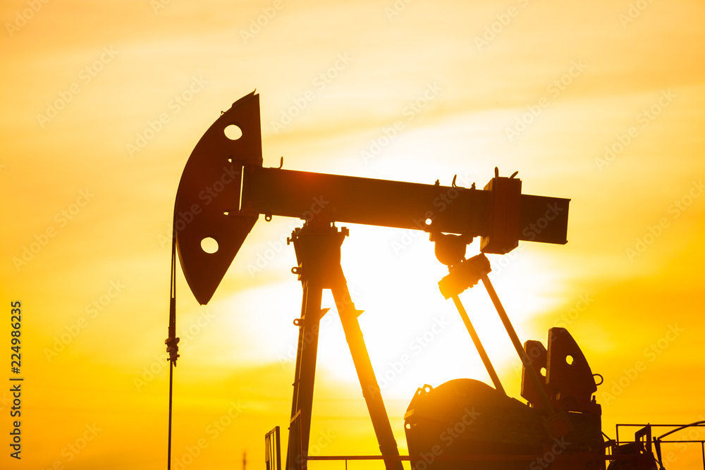 In the evening, the outline of the oil pump. The oil pump, industrial ...