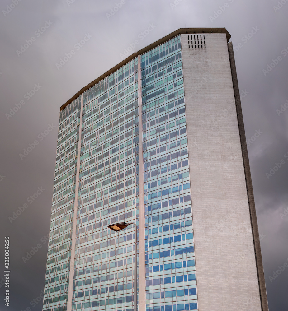 Skyscraper Pirelli Tower-Pirellone- against the background of evening ...