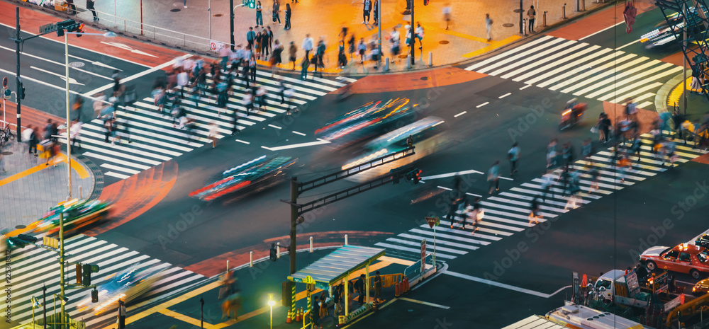 Traffic crosses a busy intersection in Shibuya, Tokyo, Japan Stock ...