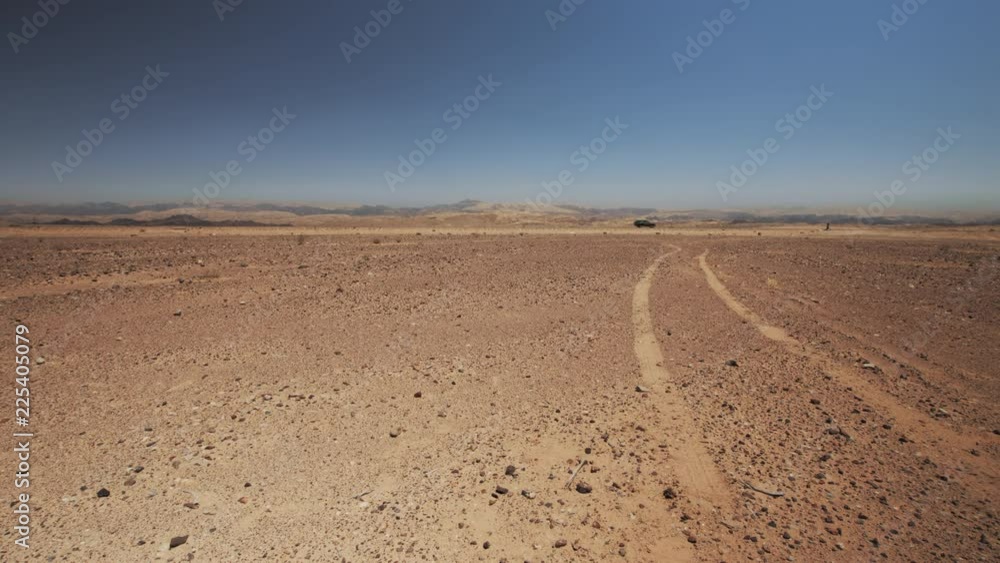 Stockvideon Black car cross the vast Wadi Araba desert from left to ...