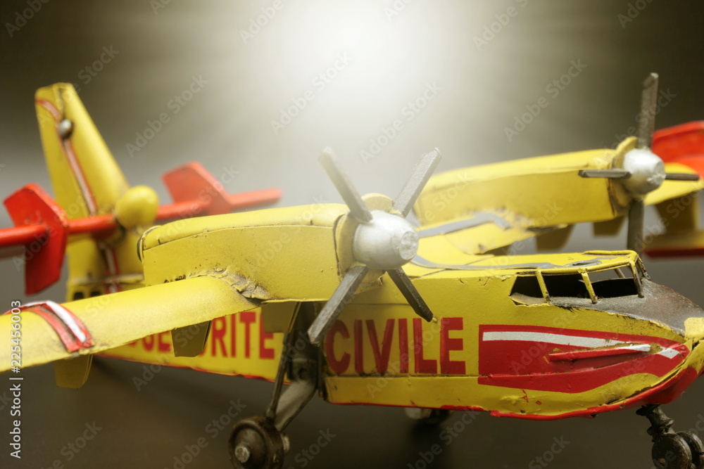 Schaalmodel blus vliegtuig toestel geel en rood in verschillende ...