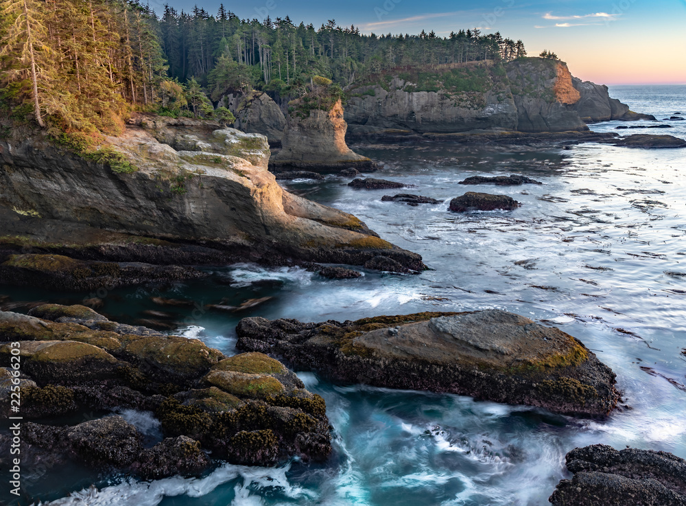 Foto de Cape Flattery is the northwesternmost point of the contiguous ...