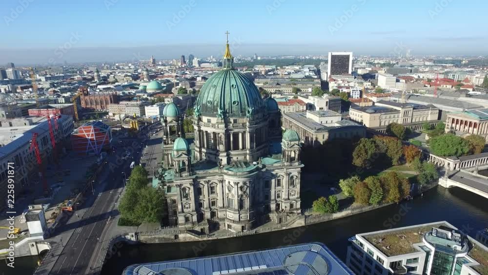 4K Drone aerial Berliner Dom, Museumsinsel, Pergamonmuseum, Alte ...