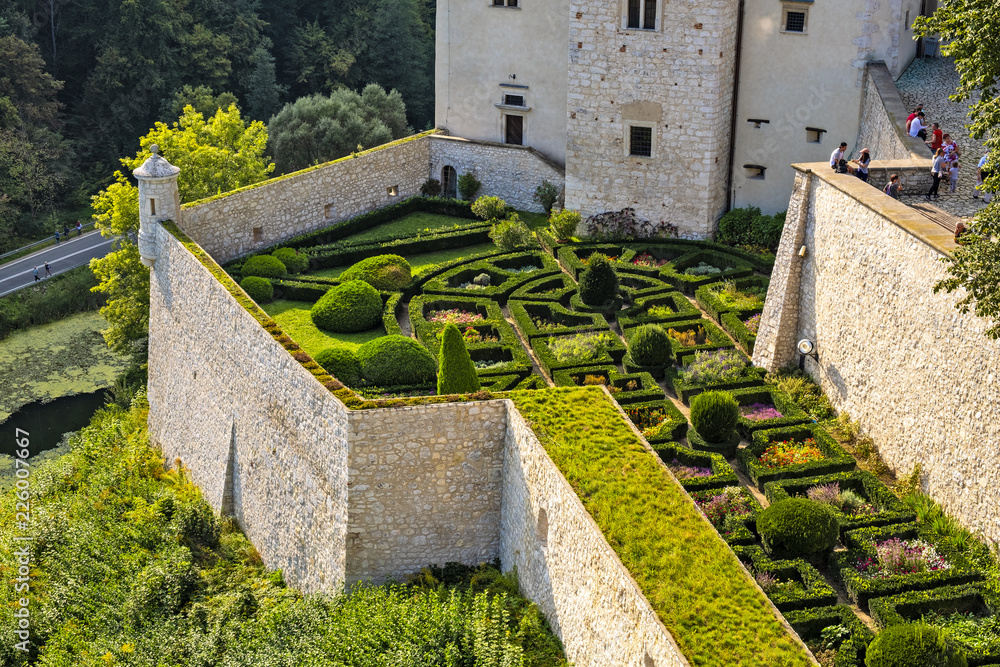 Foto de Pieskowa Skala, Poland - Inner gardens of historic castle ...