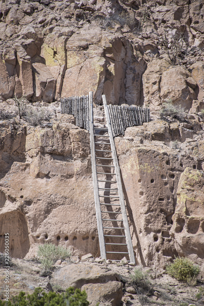 Foto Stock Puye Cliff Dwellings with a traditional wooden ladder ...
