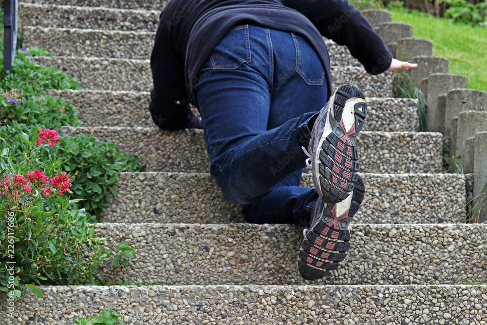 Treppensturz einer Frau. Eine Frau ist auf einer Treppe ausgerutscht ...