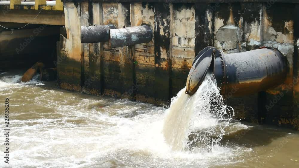 Vidéo Stock Environmental Video After a heavy rain the sewer system of ...