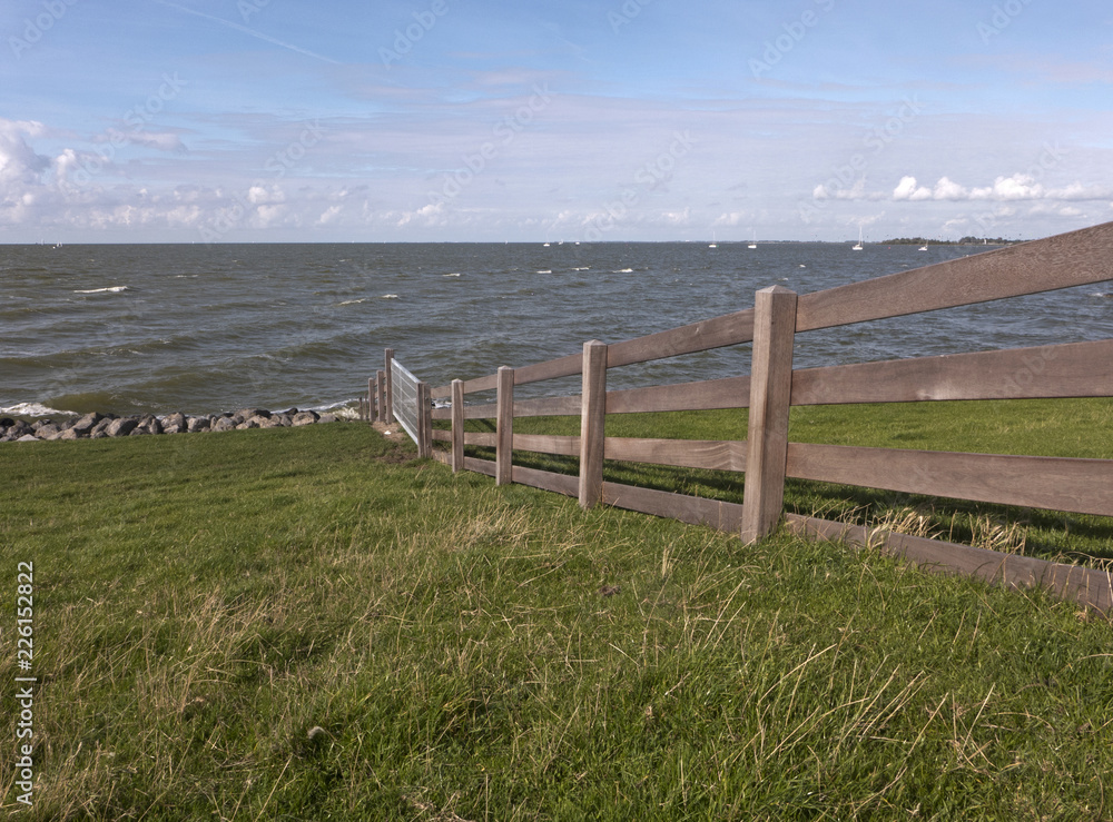 Der Deich zum Ijsselmeer bei Hindeloopen Niederlande. Er ist mit Gras ...