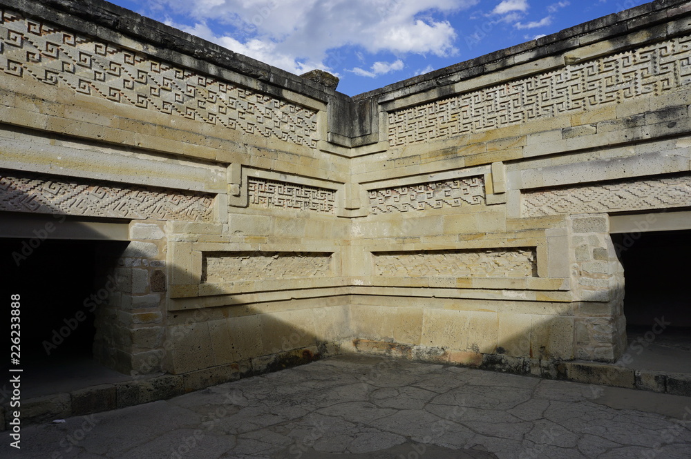 grecas de ruinas prehispanicas foto de Stock | Adobe Stock