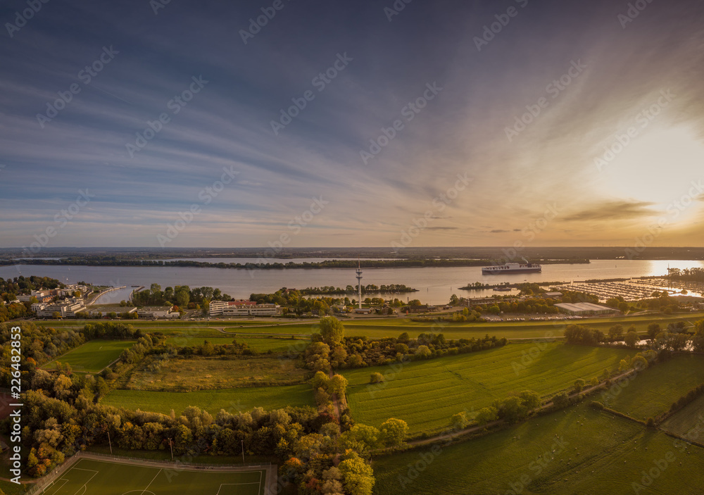 Luftaufnahme / Panorama vom Jachthafen in Wedel in Schleswig-Holstein ...
