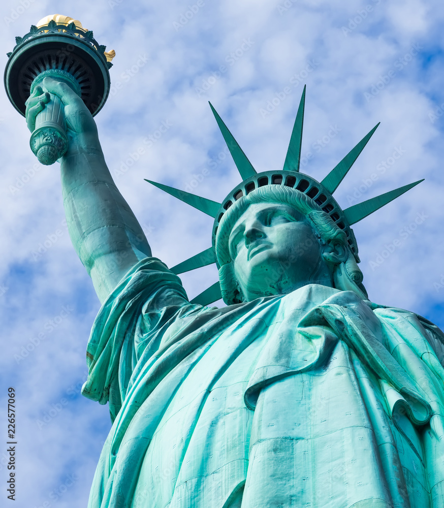 Estatua de la libertad, vista desde un ángulo bajo, con fondo nublado y ...