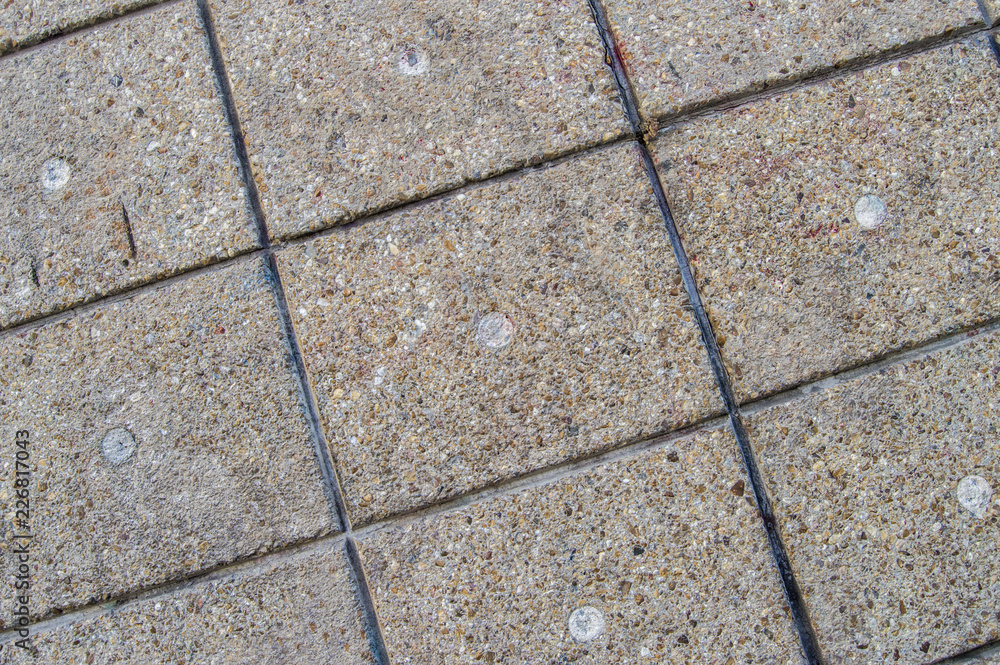 Acera/ fondo con fragmento de acera de cemento y piedras dividido en ...