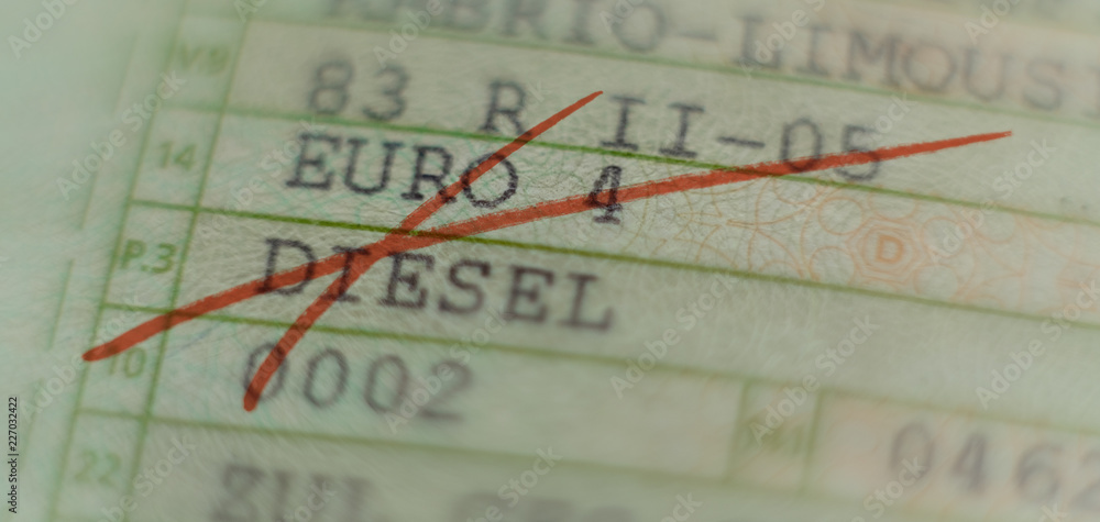Kraftfahrzeugschein mit rotem Marker durchgestrichen, Auto wertlos ...