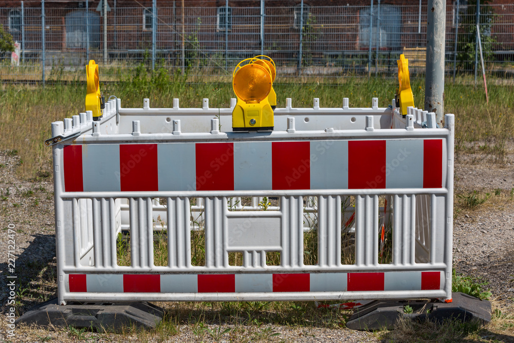 Absperrschilder in rot-weiss mit gelber Warnleuchte Stock-Foto | Adobe ...