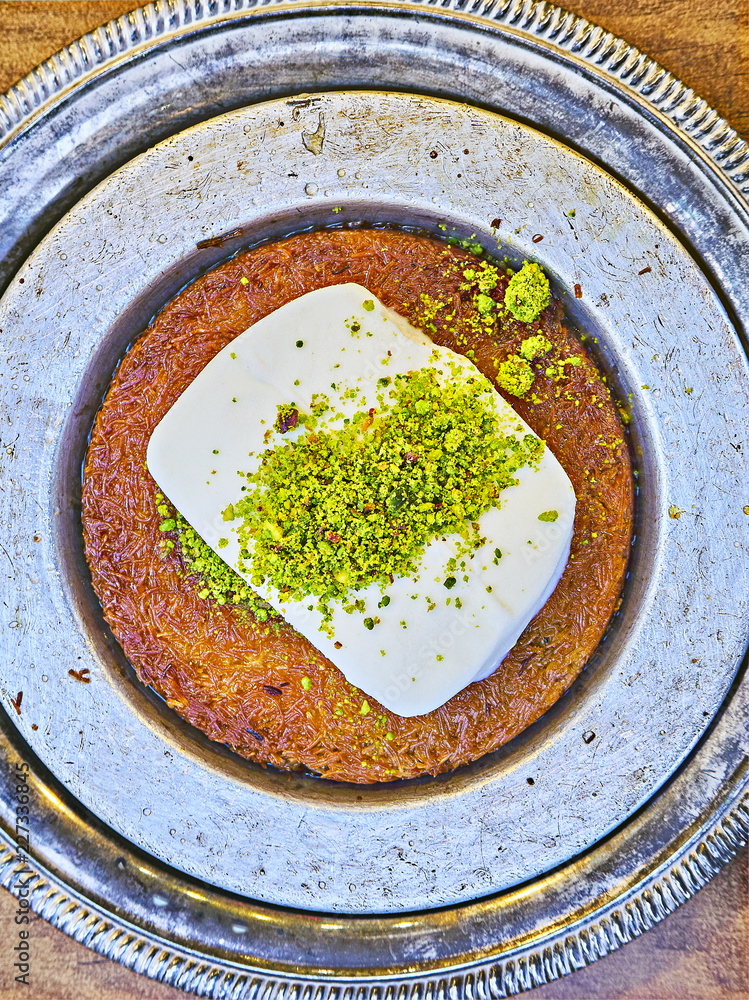 Foto de Kunefe, also known as Kenafeh, a traditional Arab dessert made ...