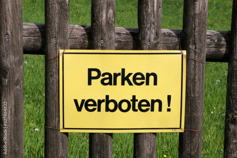 German Sign: Parking prohibited, Parkverbot, Schild an einem Holzzaun ...