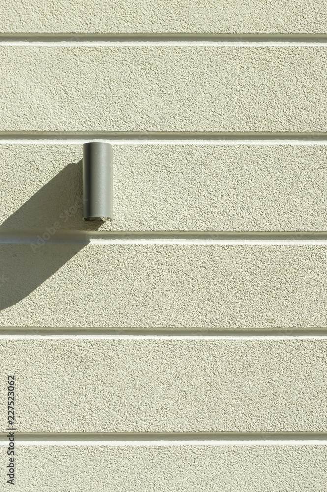 Fassade eines Wohnhaus Verputz mit horizontalen Fugen und ...