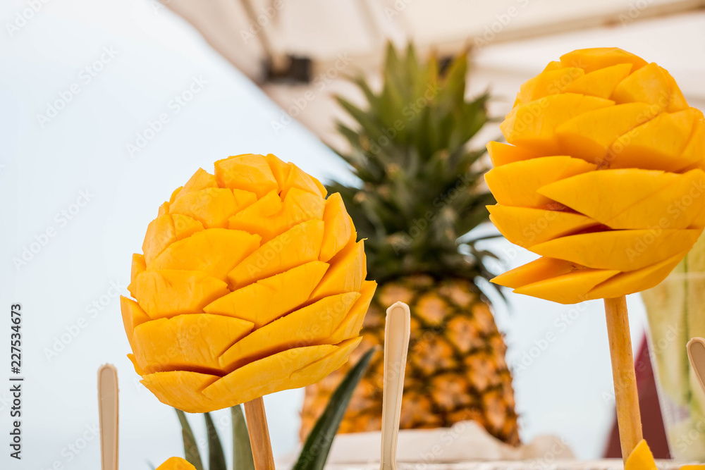 Mangos en palito, bocadillo típic Mexicano, con una piña en segundo ...
