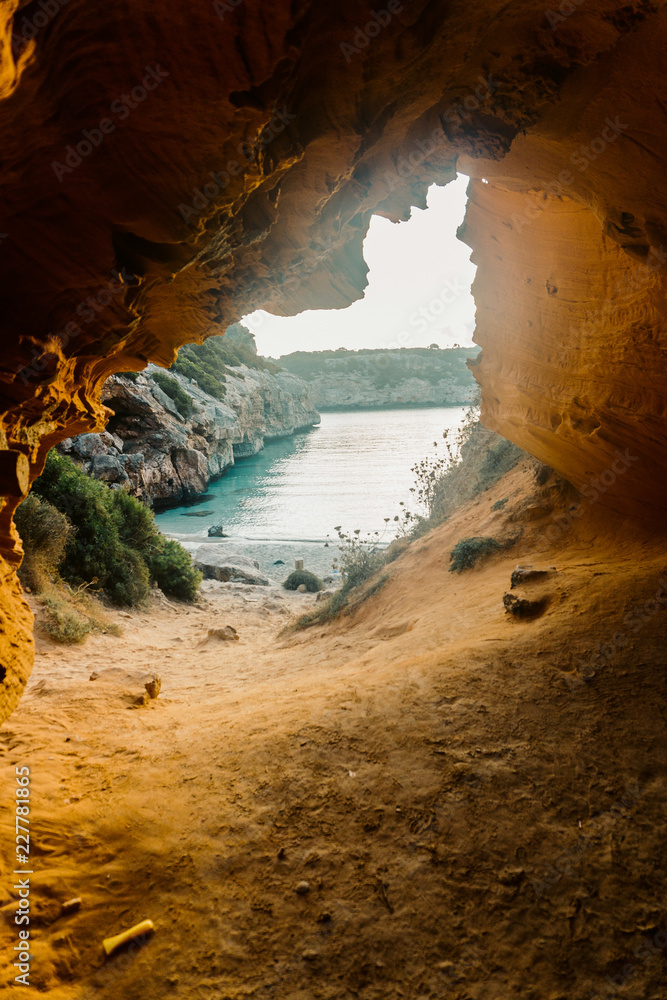 Foto de Panoramic view at sunrise of Es calo des Moro beautiful beach ...