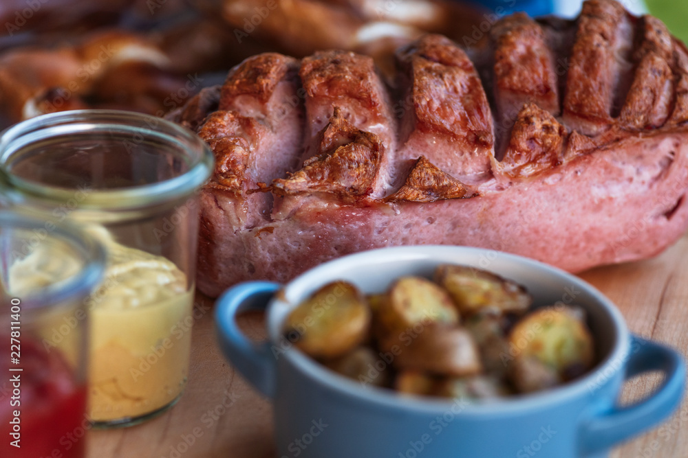 Frischer bayerischer Leberkäse aus dem Ofen mit Bratkartoffeln und ...