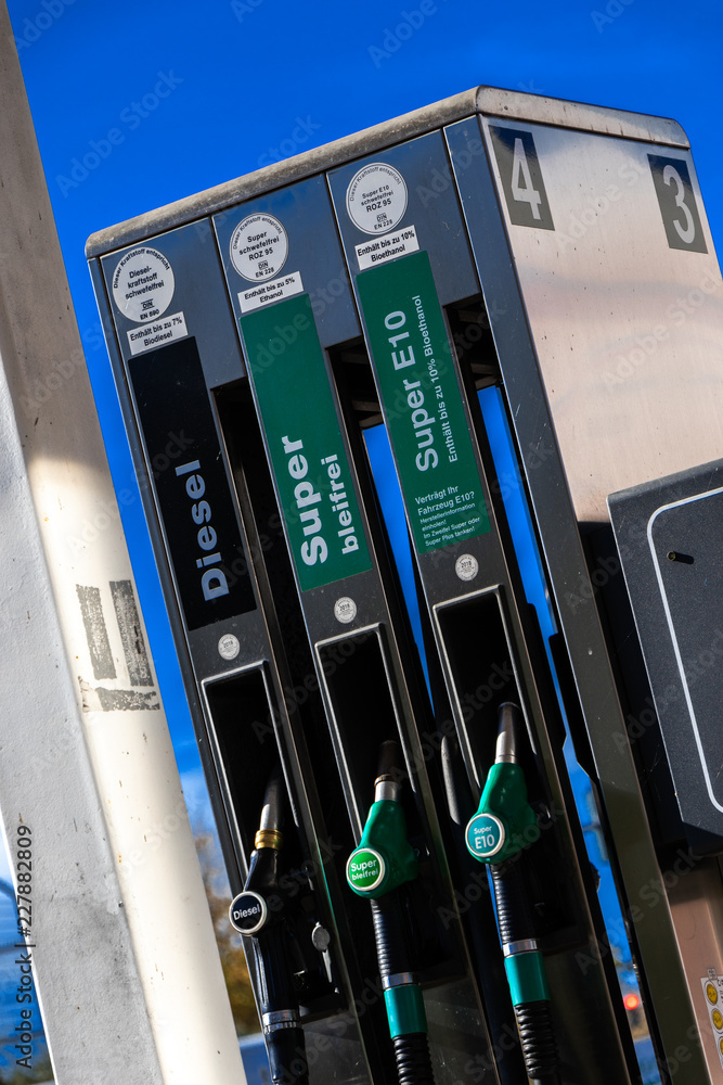 Zapfsäule an einer Tankstelle Stock-Foto | Adobe Stock
