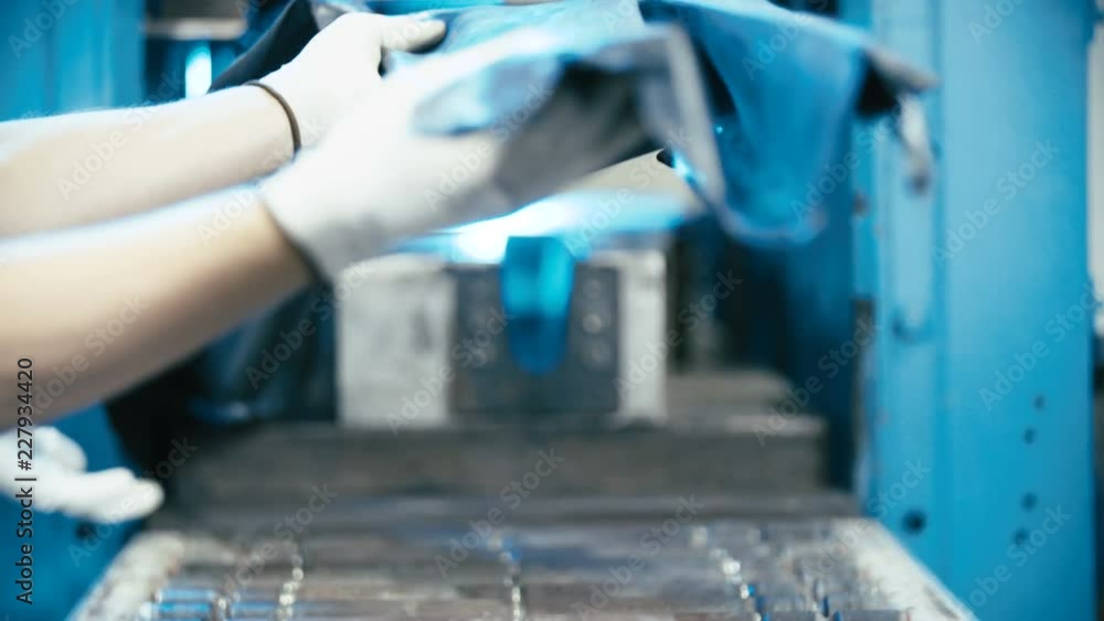 Video „Pulling out a long rubber product from the machine press 4K ...