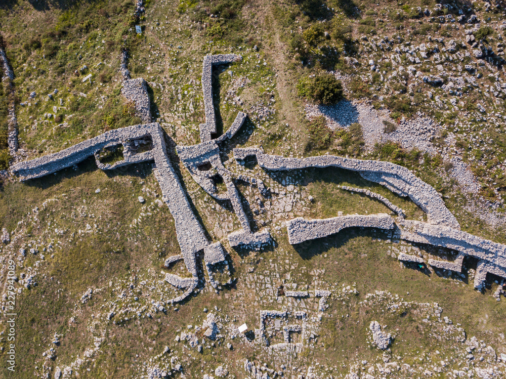 Foto de Monkodonja is a prehistoric hill fort occupied about 1800–1200 ...