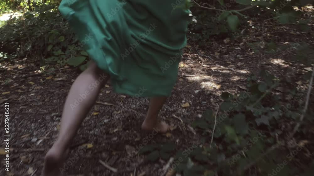 Video „fear, escape, panic. feet of barefoot women running in the woods ...
