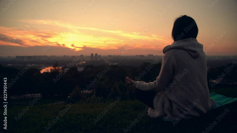 Vidéo Stock You can see a female yogi in work. She has dark hair, wears ...